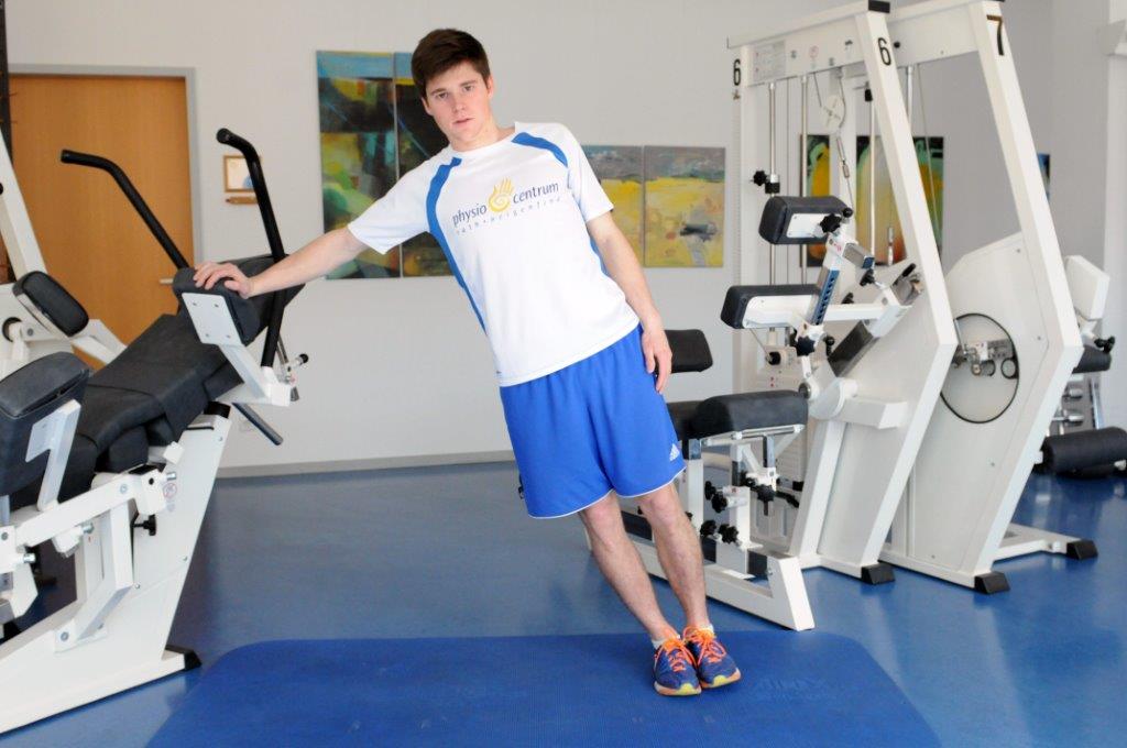 Schräg anlehnen, dabei Körper absolut gerade lassen. Oberes Bein und ...